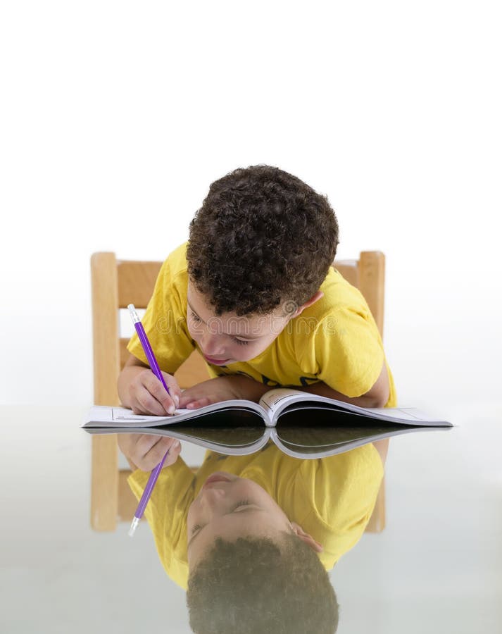 Giovane Scolaro Che Studia Con La Concentrazione Immagine Stock ...