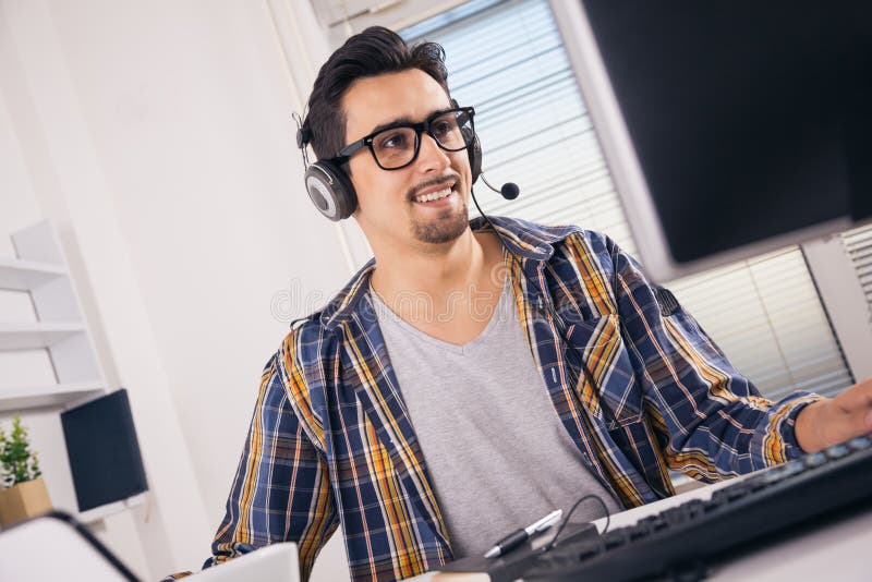 Giovane Software Engineer fotografia stock. Immagine di creatività ...