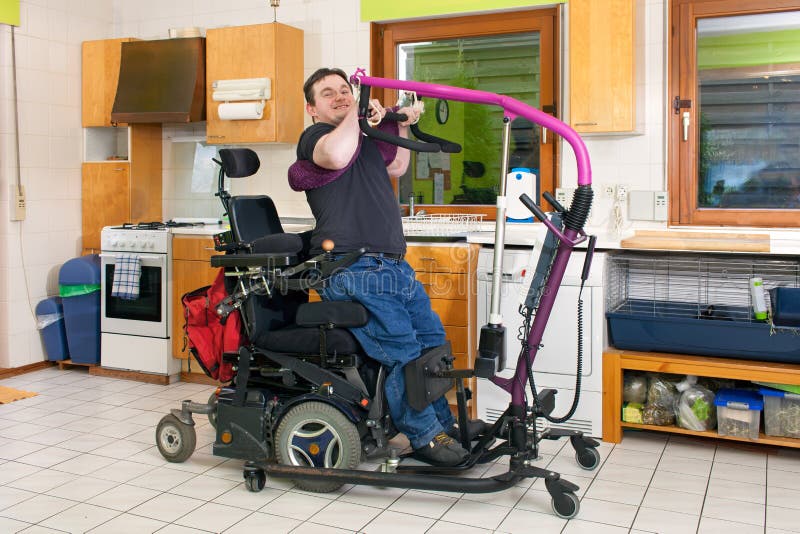 Giovane Spastico Che Per Mezzo Di Un Ascensore Paziente Immagine Stock ...