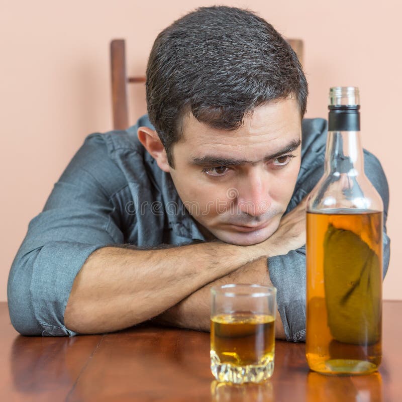 Giovane ubriaco e depresso immagine stock. Immagine di dipendente ...