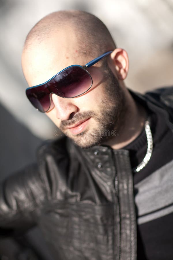 Uomo giovane calvo immagine stock. Immagine di argento - 18691269