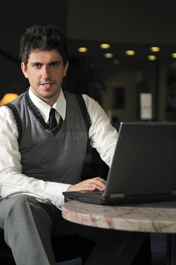 Giovane Uomo D'affari Che Lavora Al Computer Portatile Fotografia Stock ...