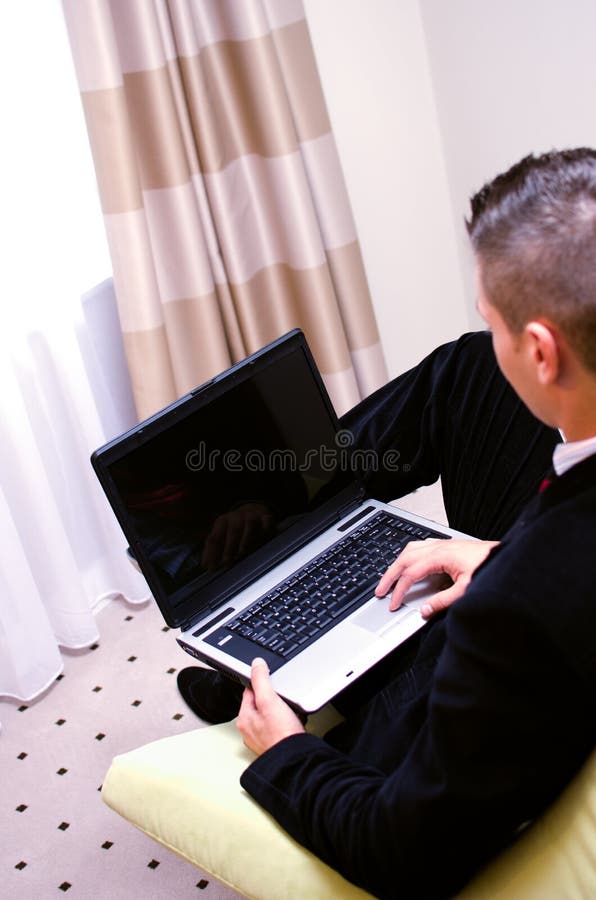 Giovane Uomo Di Affari Che Lavora Al Computer Portatile Immagine Stock ...