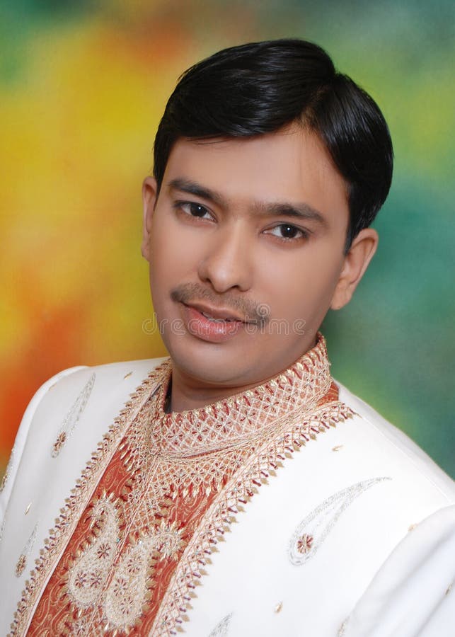 Giovane uomo indiano bello fotografia stock. Immagine di felicità - 2213508