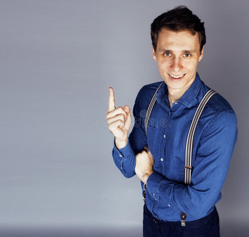 Giovane Uomo Sciocco Con I Brufoli Che Indica Nello Studio Immagine ...