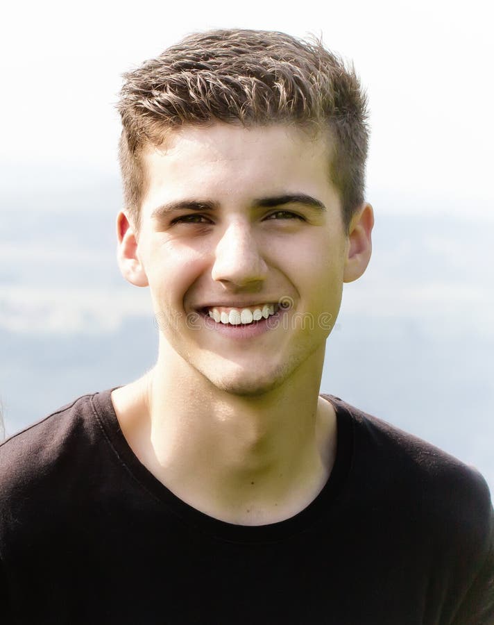 Giovane uomo sorridente immagine stock. Immagine di chiusura - 56703297