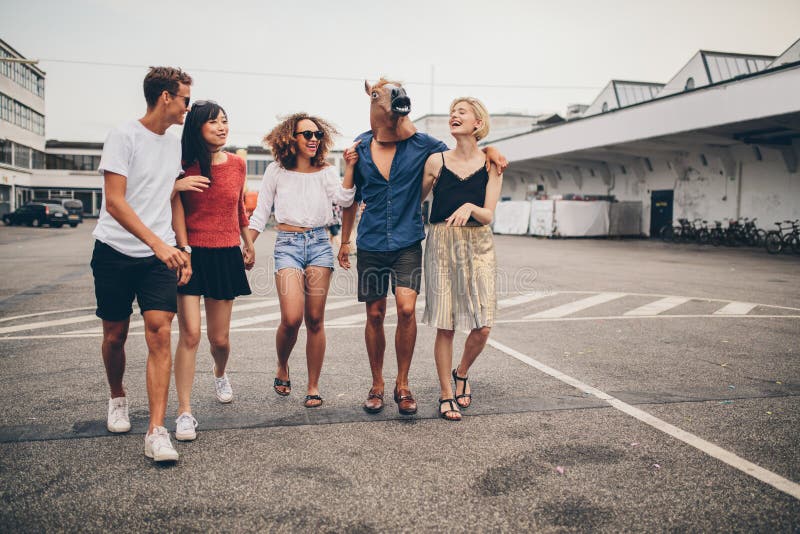 Giovani Amici Che Camminano Insieme Sulla Via Immagine Stock - Immagine ...