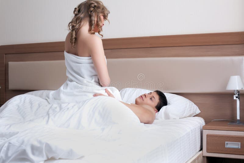 Coppie Che Fanno Amore a Letto a Casa Fotografia Stock - Immagine di ...