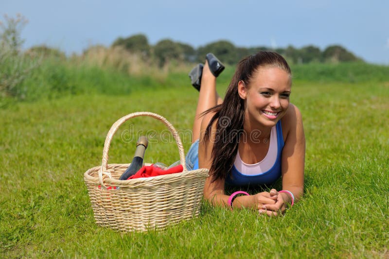 Giovani Donna E Bottiglia Attraenti Di Champagne Fotografia Stock ...