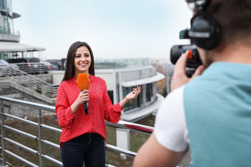 Giovane Giornalista Che Intervista Un Uomo Per Strada, Con L'attenzione ...