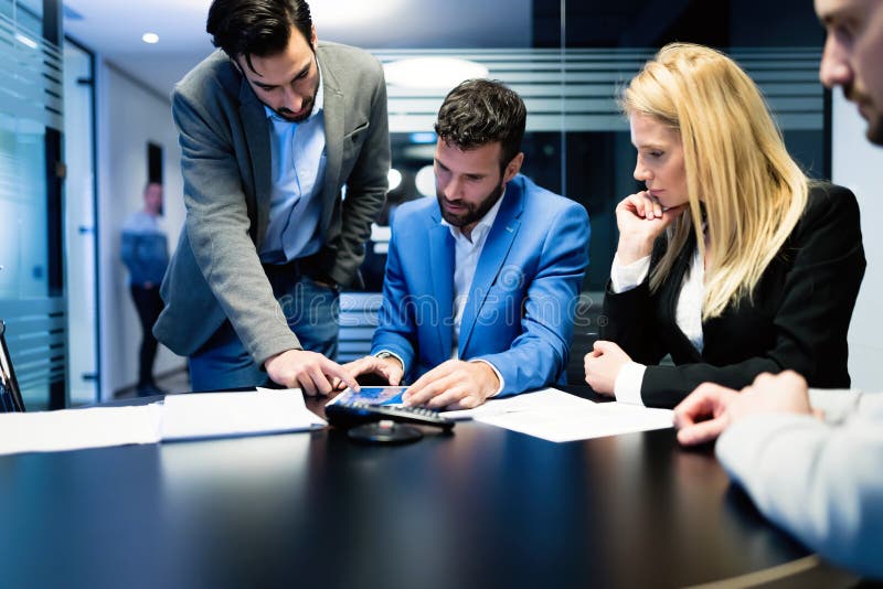 Giovani Persone Di Affari Che Lavorano Al Computer in Ufficio ...