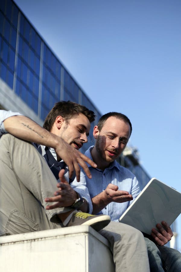 Giovani Ragazzi Che Lavorano Al Computer Portatile Immagine Stock ...