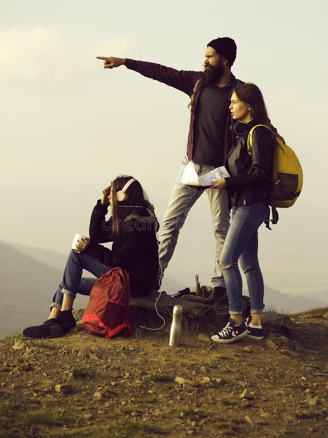 Giovani Viaggiatori Con La Mappa Fotografia Stock - Immagine di ...