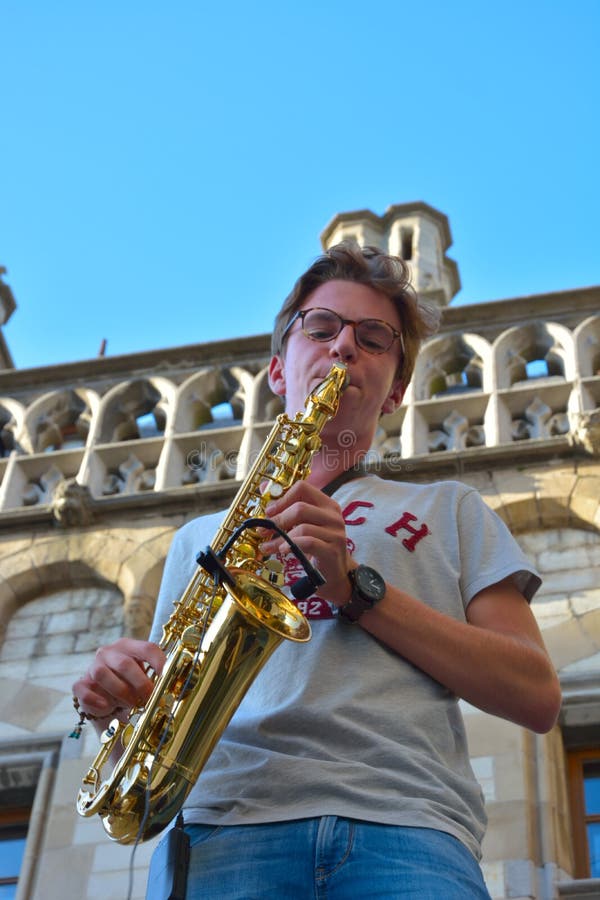 Giovanotto Che Gioca Il Sax Immagine Editoriale - Immagine di ...