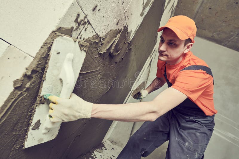 Gipser, Der Frischen Gips Auf Wand Durch Linealkelle Glatt Macht ...