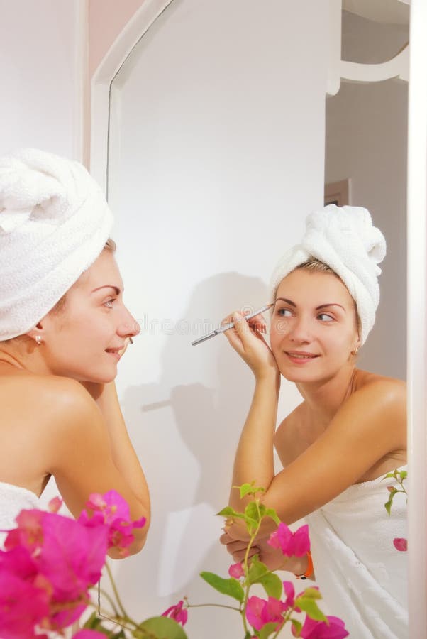 Girl applying make-up stock image. Image of natural, applying - 3377723