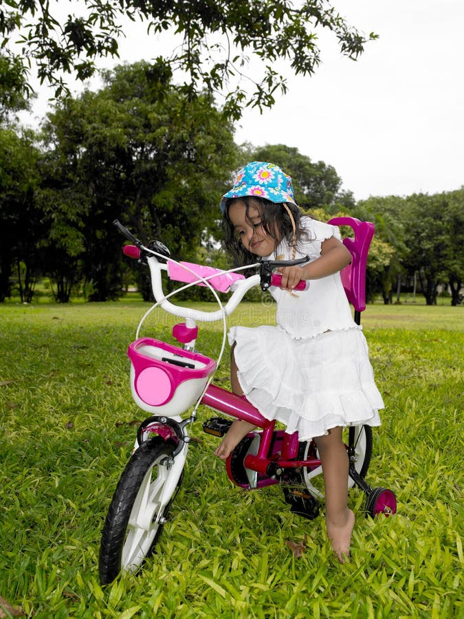 58+ Girl riding cycle Free Stock Photos - StockFreeImages