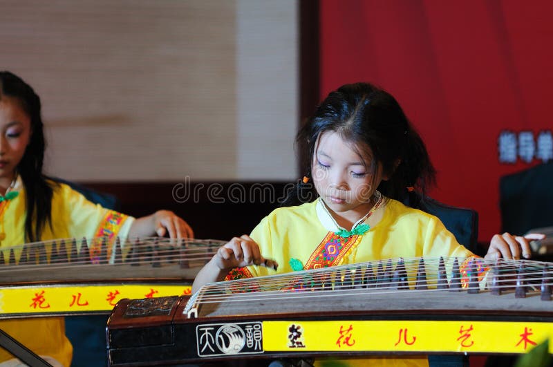 Girls play the Guzheng editorial stock photo. Image of emotion - 25321313