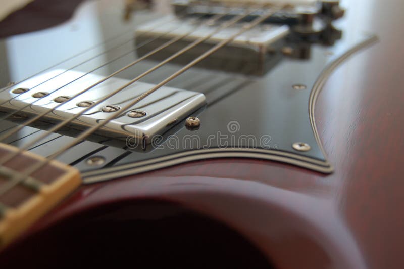 Basgitaar stock foto. Image of muziek, koorden, band, rood - 1070934