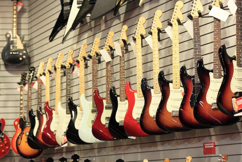 Gitaren Te Koop Aan De Muur Stock Foto - Image of volks, gitaren: 22643076