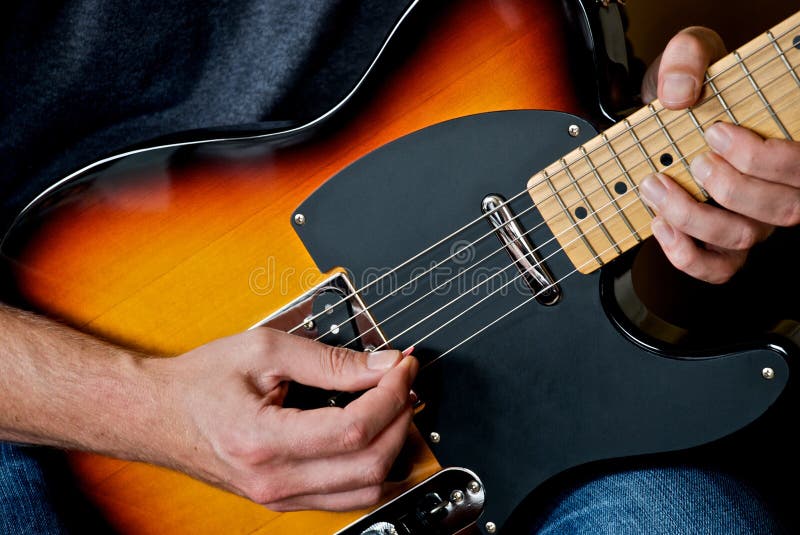 Mann, Der Eine Gitarre Spielt. Stockfoto - Bild von musik, köpfe: 18011816