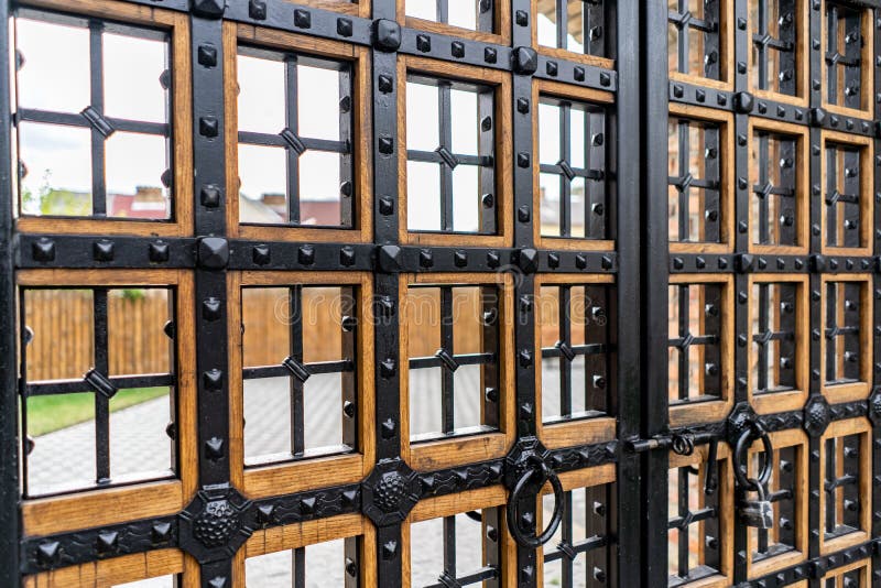 Gittergitter Mittelalterliche Schlossmauer Oder Metallgitter Gitter ...