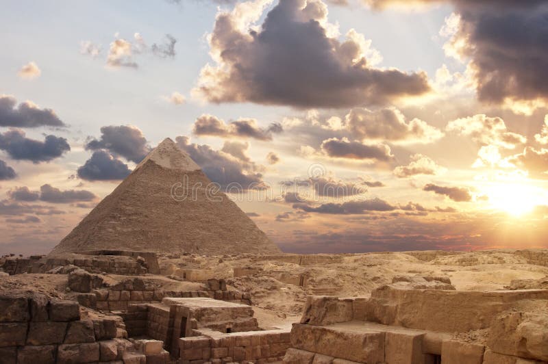 Giza pyramider arkivfoto. Bild av stenar, mänsklig, historia - 94985102