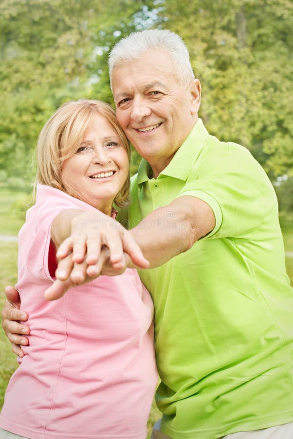 Glückliche Alte Leute Entspannt Stockfoto - Bild von freundlich, frisch ...