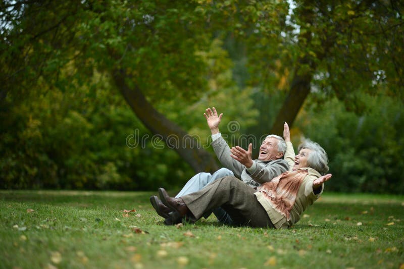 Glückliche ältere Paare, Die Draußen am Sommer Einen Kreislauf ...