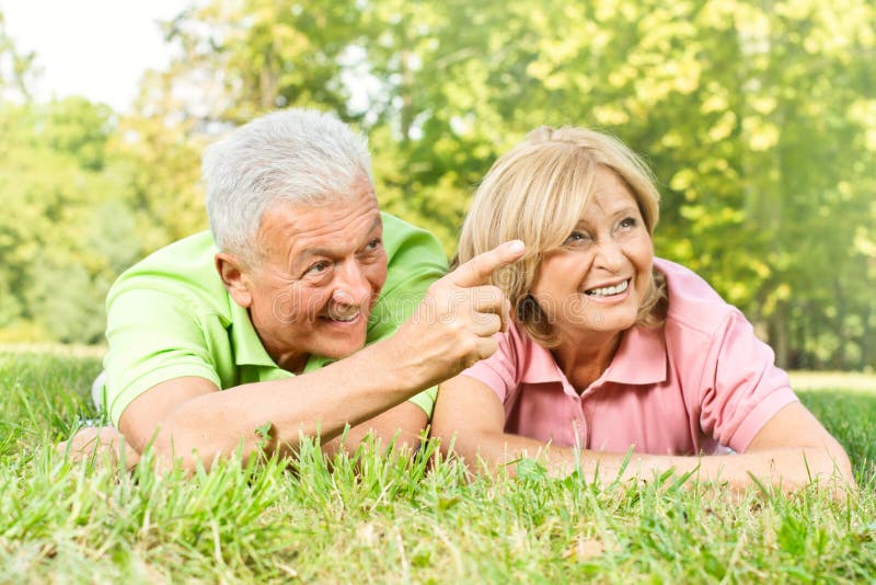 Glückliche Alte Leute Entspannt Stockfoto - Bild von freundlich, frisch ...