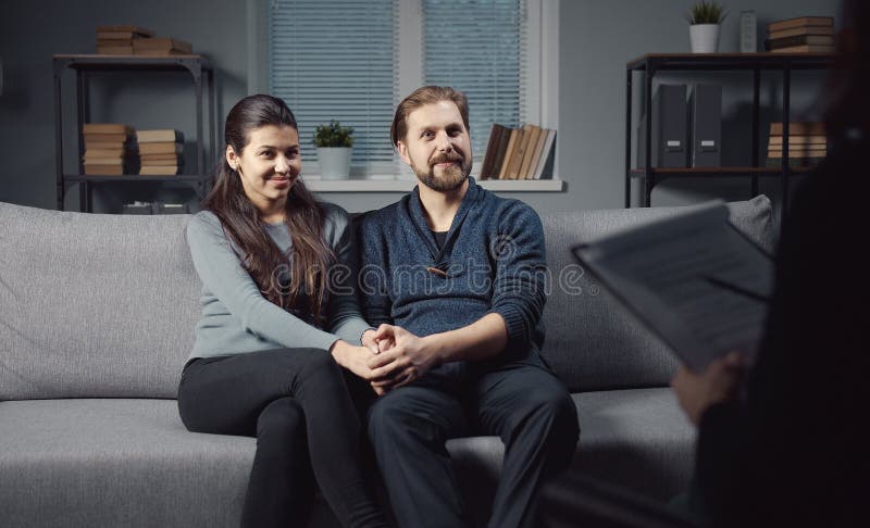 Glückliche Ehegatten Der Psychologiesitzung Stockfoto - Bild von ...