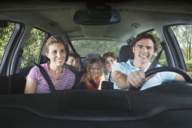 Glückliche Familie Mit Kleinem Kind Beim Autofahren Stockfoto - Bild ...
