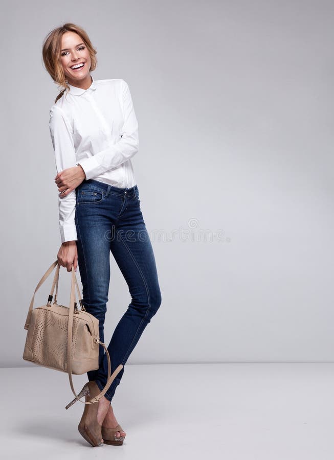 Glückliche Frau mit Tasche stockbild. Bild von positiv - 32249123