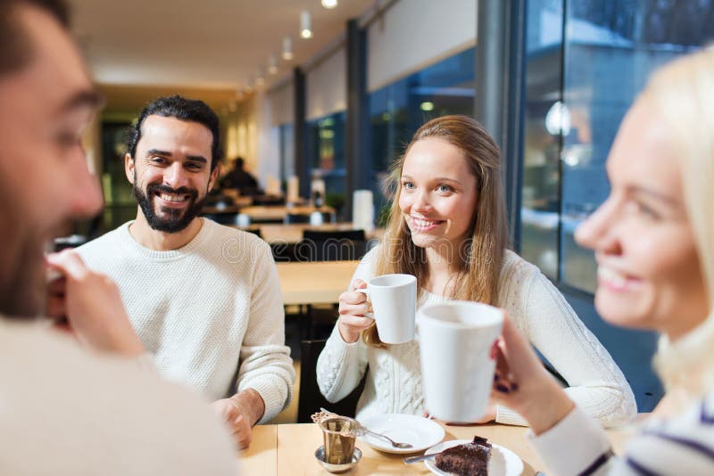 Glückliche Freunde, Die Tee Oder Kaffee Treffen Und Trinken Stockbild ...