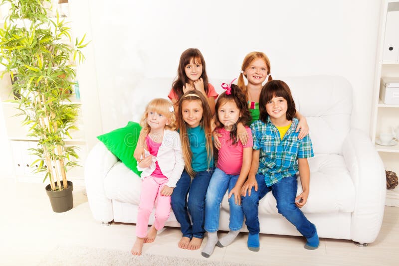 6, 7 Jahre Alte Kinder, Die Zusammen Laufen Stockfoto - Bild von ...