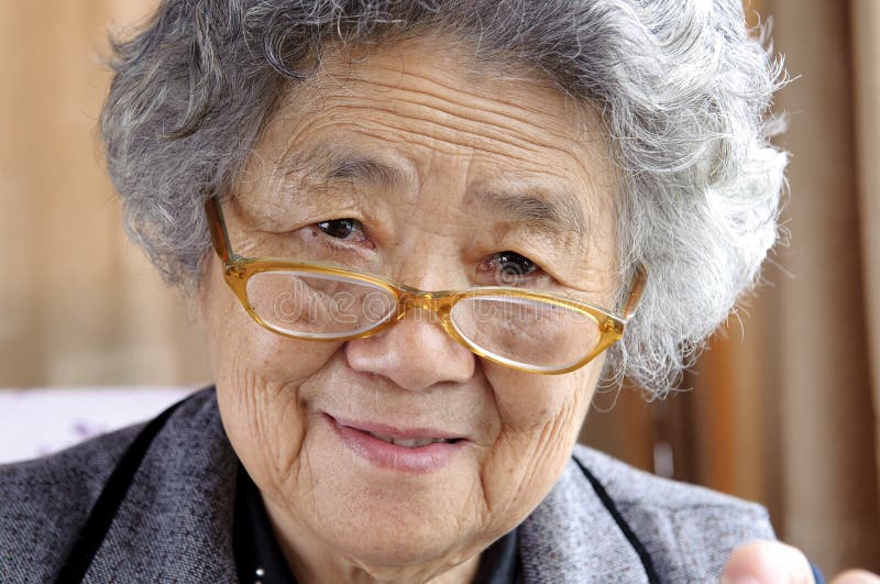 Glückliche Großmutter Und Enkelin, Die Auf Sofa Umarmt Stockfoto - Bild ...