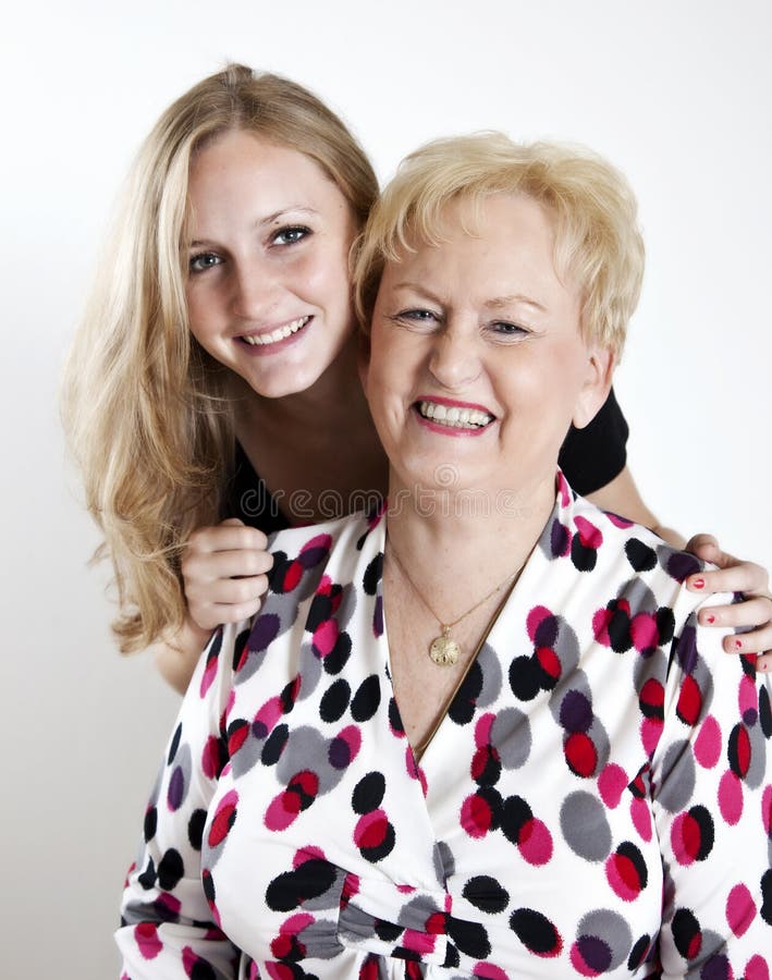 Frohe Großmuttertanzen Mit Enkelin Zu Hause Stockbild - Bild von ...