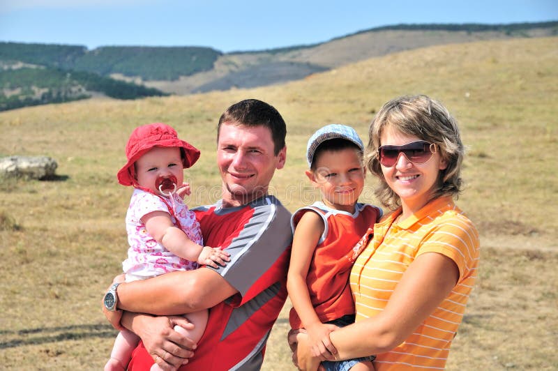 Glückliche junge Familie stockfoto. Bild von ausdrücken - 11756946