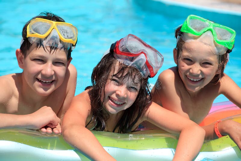Glückliche Kinder Im Swimmingpool Stockbild - Bild von schutzbrillen ...