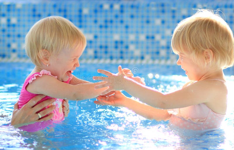 Glückliche Kinder Im Swimmingpool Stockfoto - Bild von gesund, erholung ...
