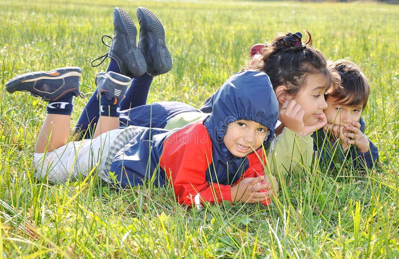 Glückliche Kindheit Auf Grün Stockbild - Bild von gruppe, gras: 11413757