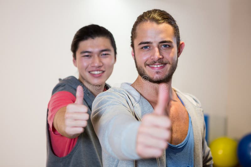 Glückliche Männer, Die Sich Daumen Zeigen Stockbild - Bild von hand ...