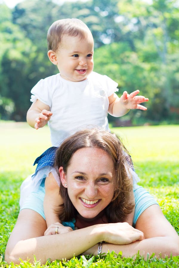 Mutter Und Tochter, Die Spaß Auf Landschafts-Camping-Ausflug Haben ...