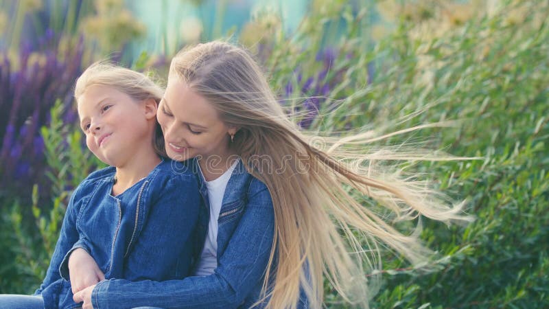 Mutter Und Tochter Im Urlaub Stockbild - Bild von familie, brunette ...