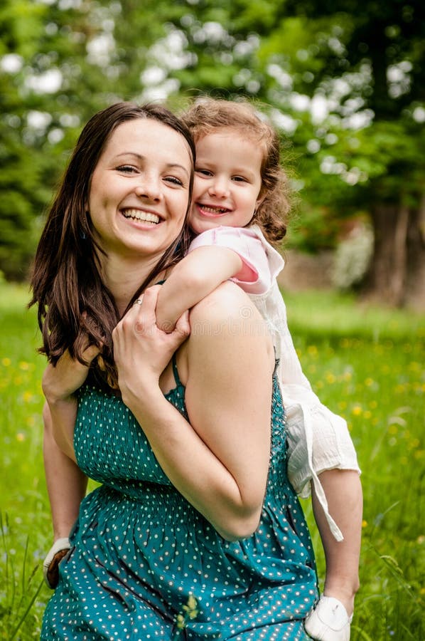 Mutter Mit Ihrem Kind, Das Große Zeit Draußen Hat Stockbild - Bild von ...