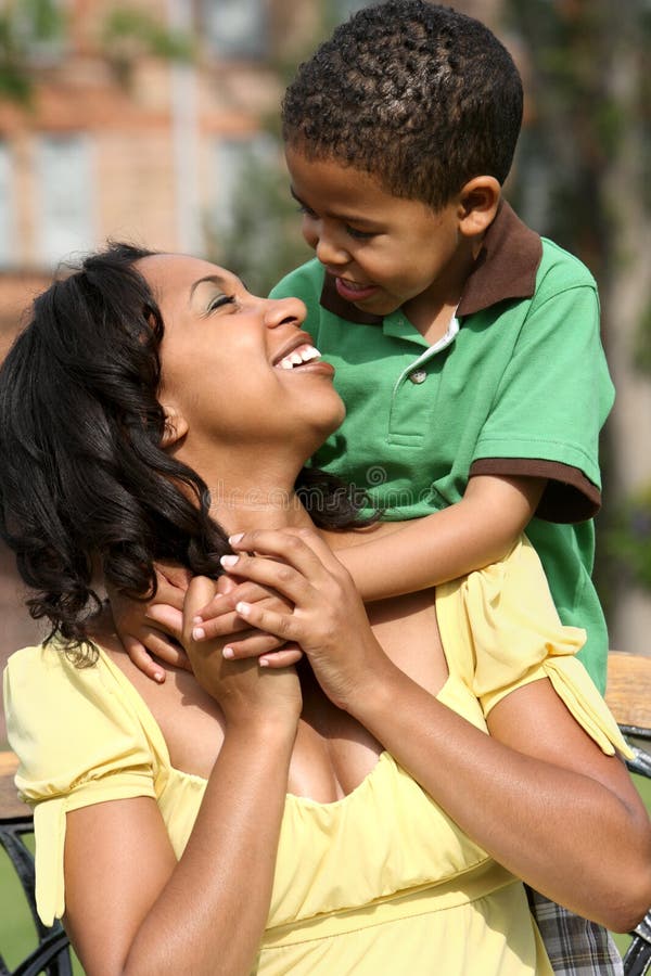 Mutter und Kind stockbild. Bild von mode, draussen, schön - 3242169