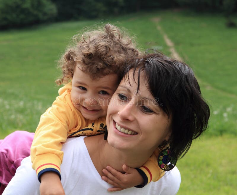 Glückliche Muttermutter Und -kind Stockbild - Bild von kampieren ...