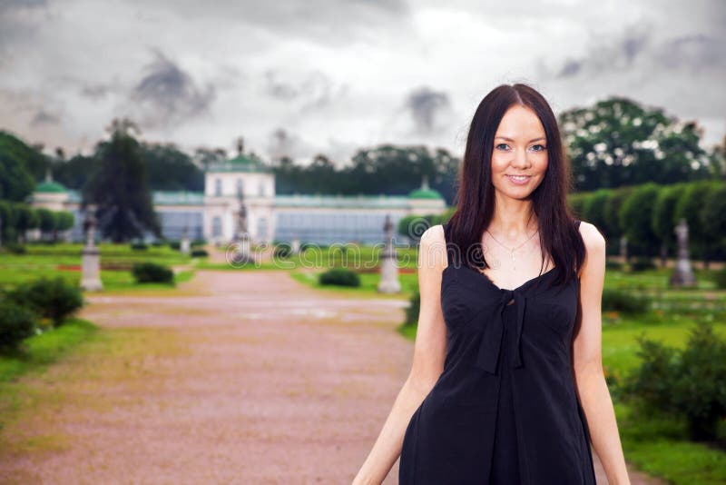 Glückliche reiche Frau stockbild. Bild von attraktiv, kleid - 5751695