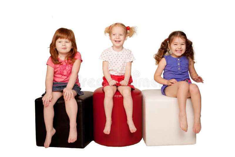 Glückliche Sitzende Und Lachende Kinder. Stockbild - Bild von mädchen ...