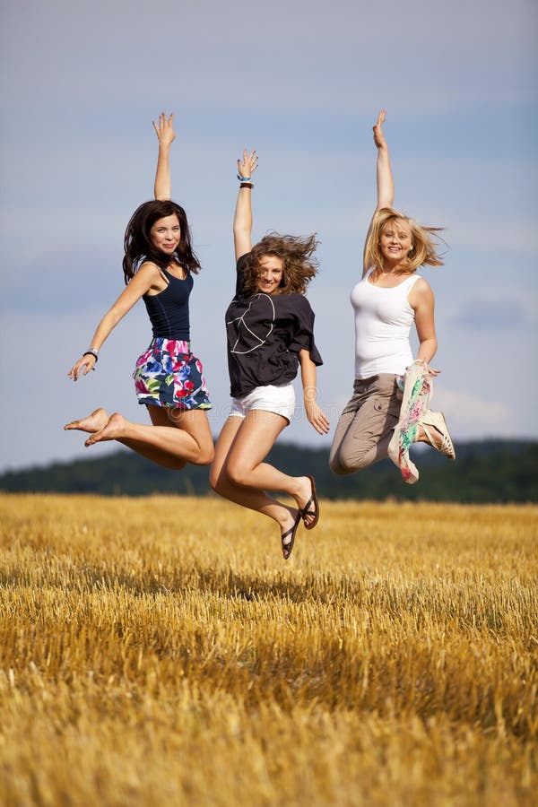 Glückliche Springende Jugendlichen Stockbild - Bild von freude, jeans ...